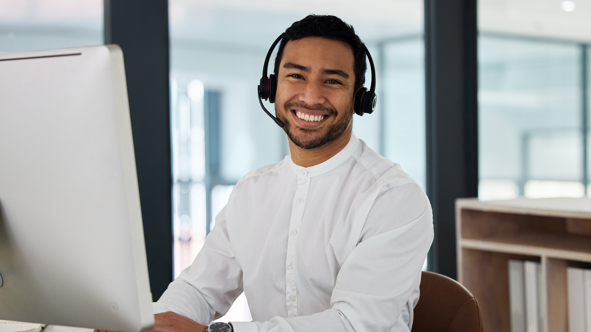 Best VoIP Phone Plans (2025): Pros, Cons, & Prices